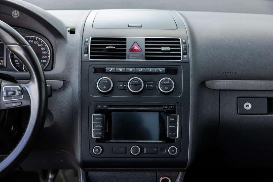 Pelēks Volkswagen Touran 2012 Kauņa, ar dzinēja tilpumu 1.97 L un nobraukumu 245 tūkst. km par 5799 €, foto 18 vietnē AUTOMOTO.COM.LV