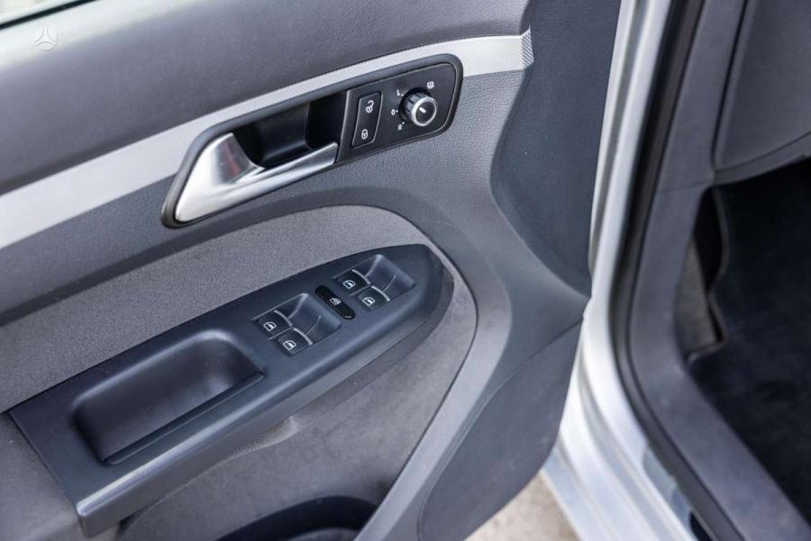 Pelēks Volkswagen Touran 2012 Kauņa, ar dzinēja tilpumu 1.97 L un nobraukumu 245 tūkst. km par 5799 €, foto 21 vietnē AUTOMOTO.COM.LV