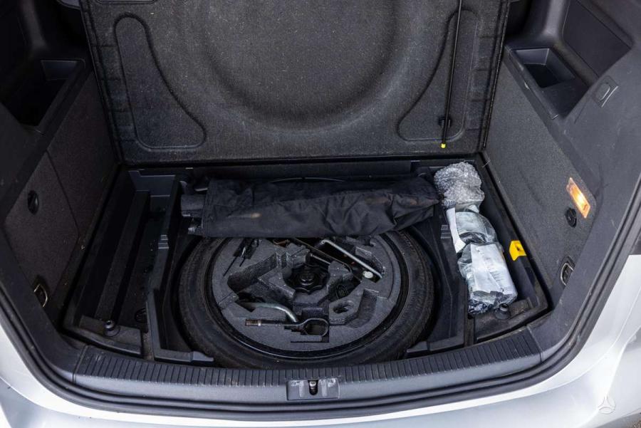 Pelēks Volkswagen Touran 2012 Kauņa, ar dzinēja tilpumu 1.97 L un nobraukumu 245 tūkst. km par 5799 €, foto 26 vietnē AUTOMOTO.COM.LV