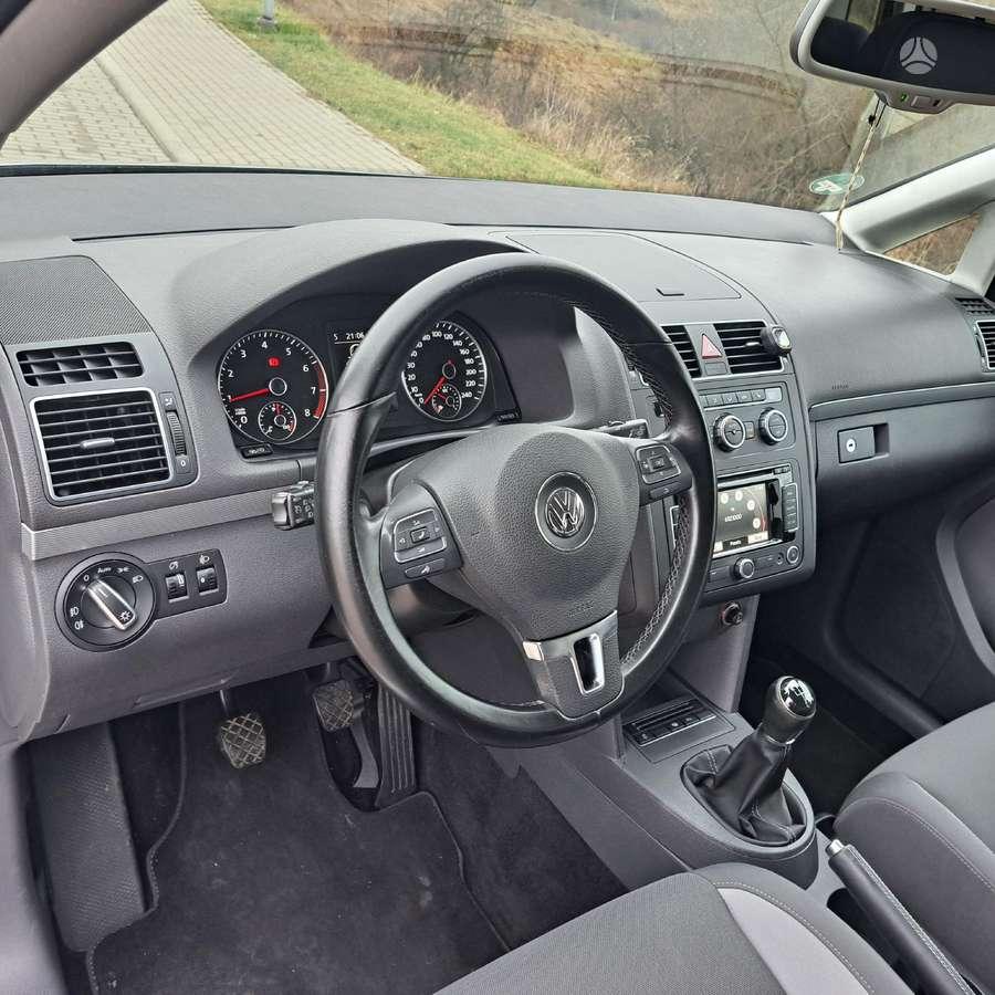 Pelēks Volkswagen Touran 2013 Viļņa, ar dzinēja tilpumu 1.20 L un nobraukumu 130 tūkst. km par 5850 €, foto 22 vietnē AUTOMOTO.COM.LV