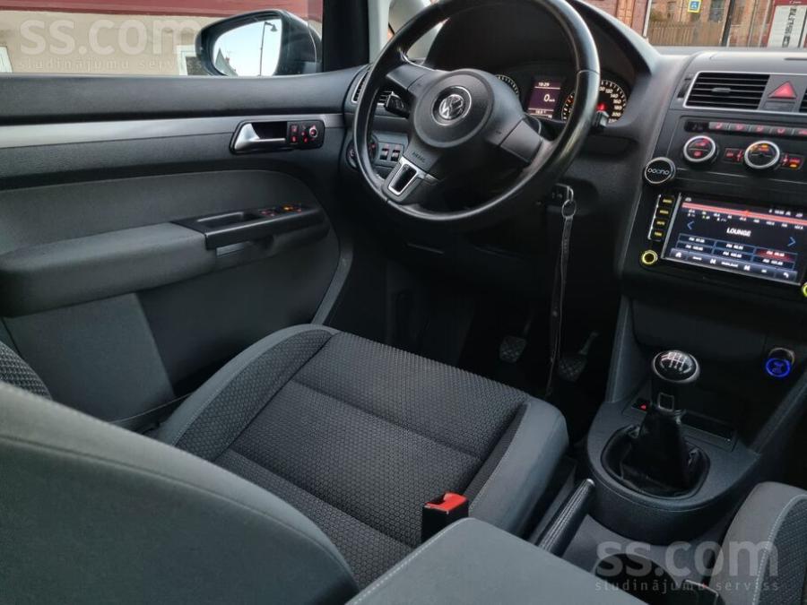 Pelēks Volkswagen Touran 2013 Jelgava, ar dzinēja tilpumu 1.60 L un nobraukumu 334 tūkst. km par 6950 €, foto 32 vietnē AUTOMOTO.COM.LV