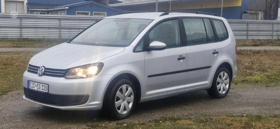 Grey Volkswagen Touran 2013 in Kelme, with an engine capacity of 1.60 L and mileage of 328 thousand km for 5350 €, photo 1 on AUTOMOTO.COM.LV