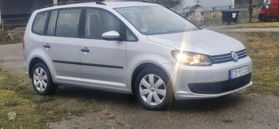 Grey Volkswagen Touran 2013 in Kelme, with an engine capacity of 1.60 L and mileage of 328 thousand km for 5350 €, photo 3 on AUTOMOTO.COM.LV