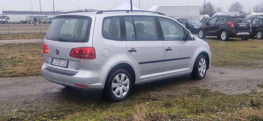 Grey Volkswagen Touran 2013 in Kelme, with an engine capacity of 1.60 L and mileage of 328 thousand km for 5350 €, photo 5 on AUTOMOTO.COM.LV