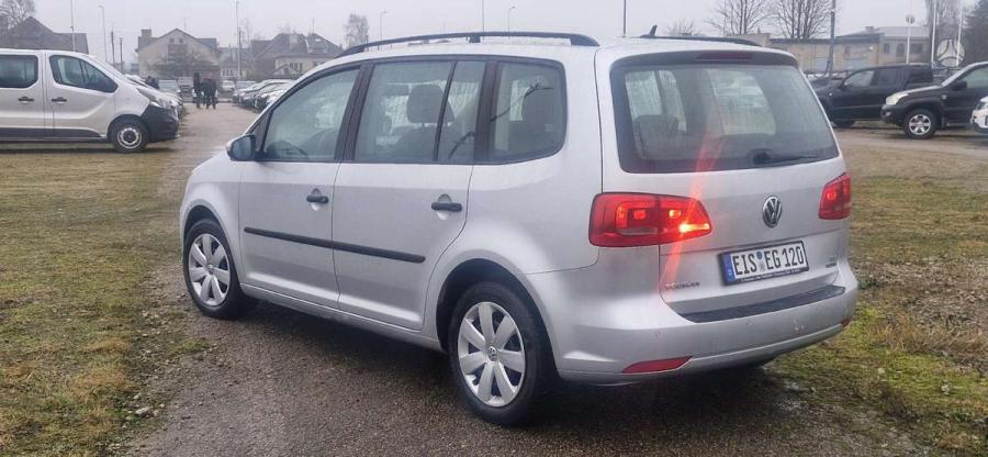 Grey Volkswagen Touran 2013 in Kelme, with an engine capacity of 1.60 L and mileage of 328 thousand km for 5350 €, photo 6 on AUTOMOTO.COM.LV
