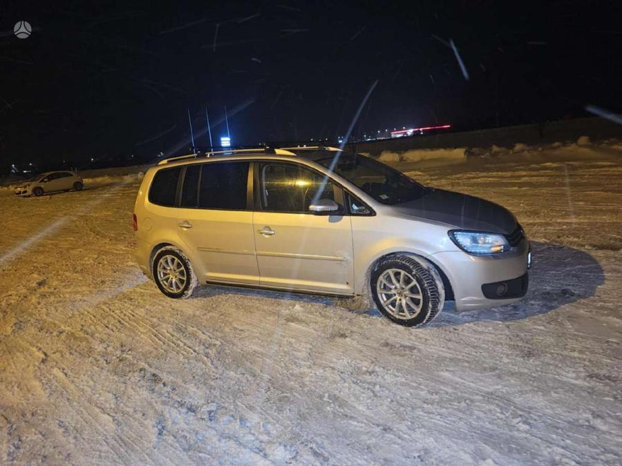 Grey Volkswagen Touran 2013 in Klaipeda, with an engine capacity of 1.60 L and mileage of 365 thousand km for 6200 €, photo 1 on AUTOMOTO.COM.LV