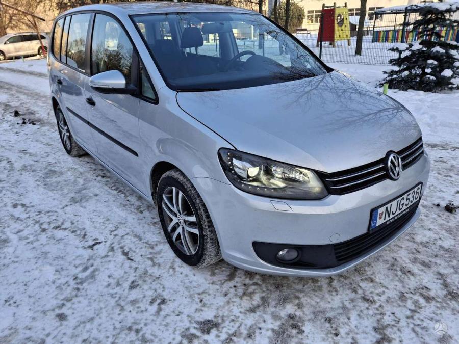 Grey Volkswagen Touran 2013 in Kaunas, with an engine capacity of 1.60 L and mileage of 237 thousand km for 6090 €, photo 1 on AUTOMOTO.COM.LV