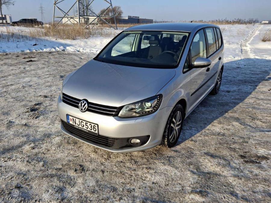 Grey Volkswagen Touran 2013 in Kaunas, with an engine capacity of 1.60 L and mileage of 237 thousand km for 6090 €, photo 2 on AUTOMOTO.COM.LV
