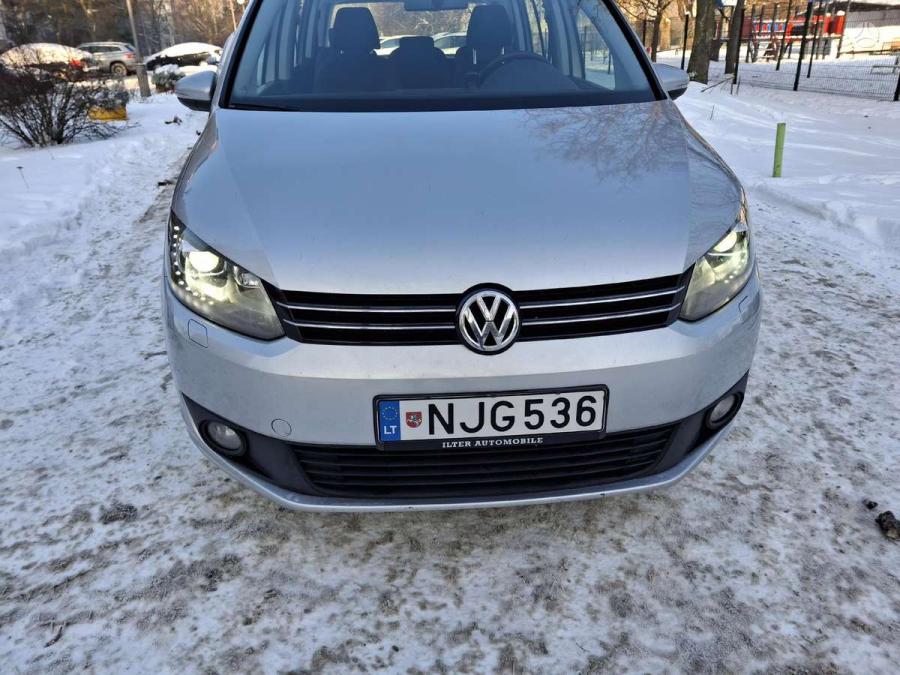 Grey Volkswagen Touran 2013 in Kaunas, with an engine capacity of 1.60 L and mileage of 237 thousand km for 6090 €, photo 3 on AUTOMOTO.COM.LV