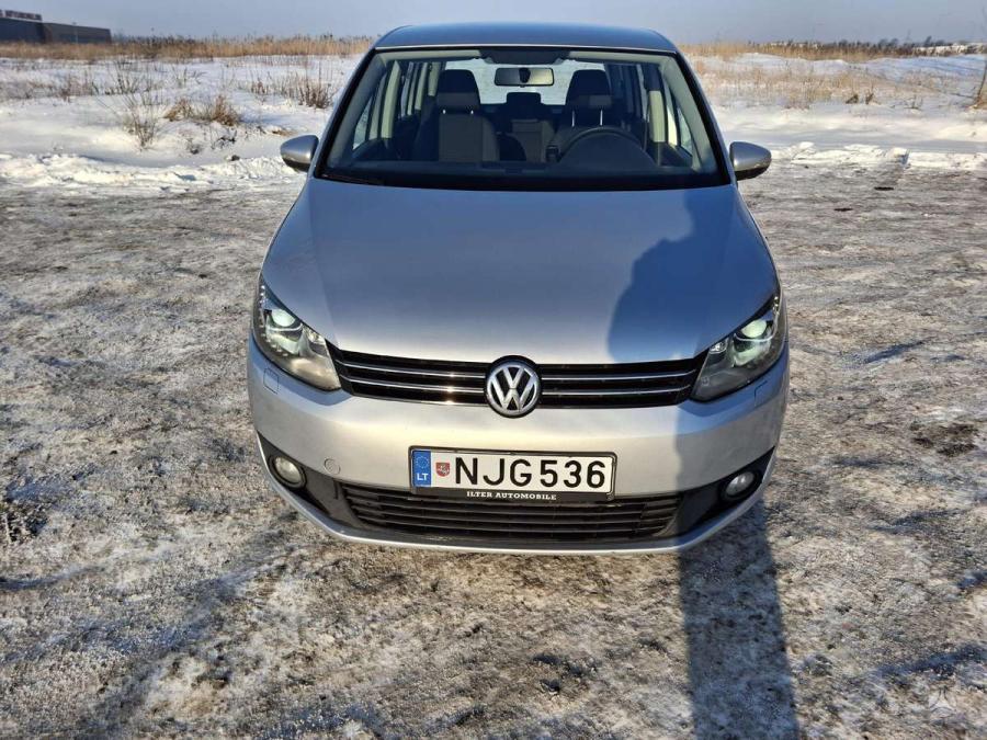 Grey Volkswagen Touran 2013 in Kaunas, with an engine capacity of 1.60 L and mileage of 237 thousand km for 6090 €, photo 4 on AUTOMOTO.COM.LV