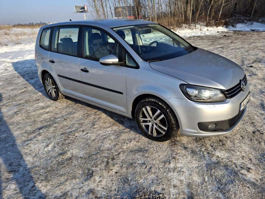 Grey Volkswagen Touran 2013 in Kaunas, with an engine capacity of 1.60 L and mileage of 237 thousand km for 6090 €, photo 6 on AUTOMOTO.COM.LV