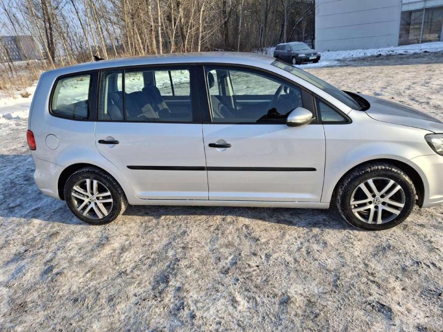 Grey Volkswagen Touran 2013 in Kaunas, with an engine capacity of 1.60 L and mileage of 237 thousand km for 6090 €, photo 7 on AUTOMOTO.COM.LV