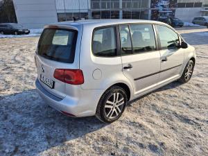 Grey Volkswagen Touran 2013 in Kaunas, with an engine capacity of 1.60 L and mileage of 237 thousand km for 6090 €, photo 8 on AUTOMOTO.COM.LV