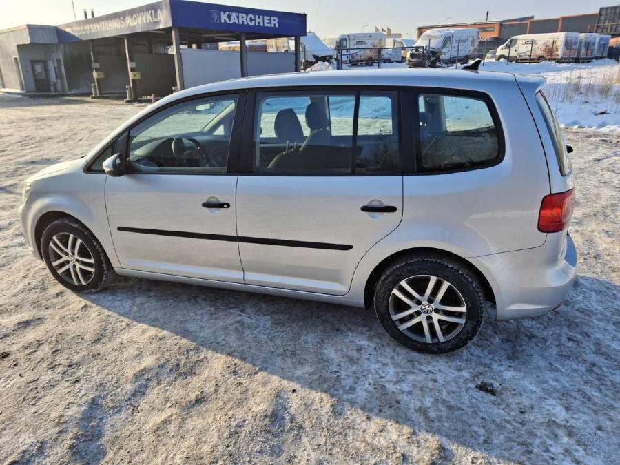 Grey Volkswagen Touran 2013 in Kaunas, with an engine capacity of 1.60 L and mileage of 237 thousand km for 6090 €, photo 10 on AUTOMOTO.COM.LV