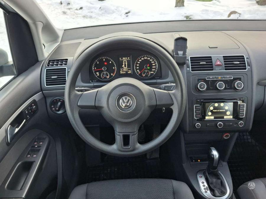 Grey Volkswagen Touran 2013 in Kaunas, with an engine capacity of 1.60 L and mileage of 237 thousand km for 6090 €, photo 22 on AUTOMOTO.COM.LV