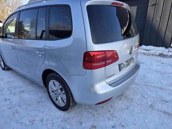 Grey Volkswagen Touran 2013 in Rokiskis, with an engine capacity of 1.60 L and mileage of 250 thousand km for 4500 €, photo 4 on AUTOMOTO.COM.LV