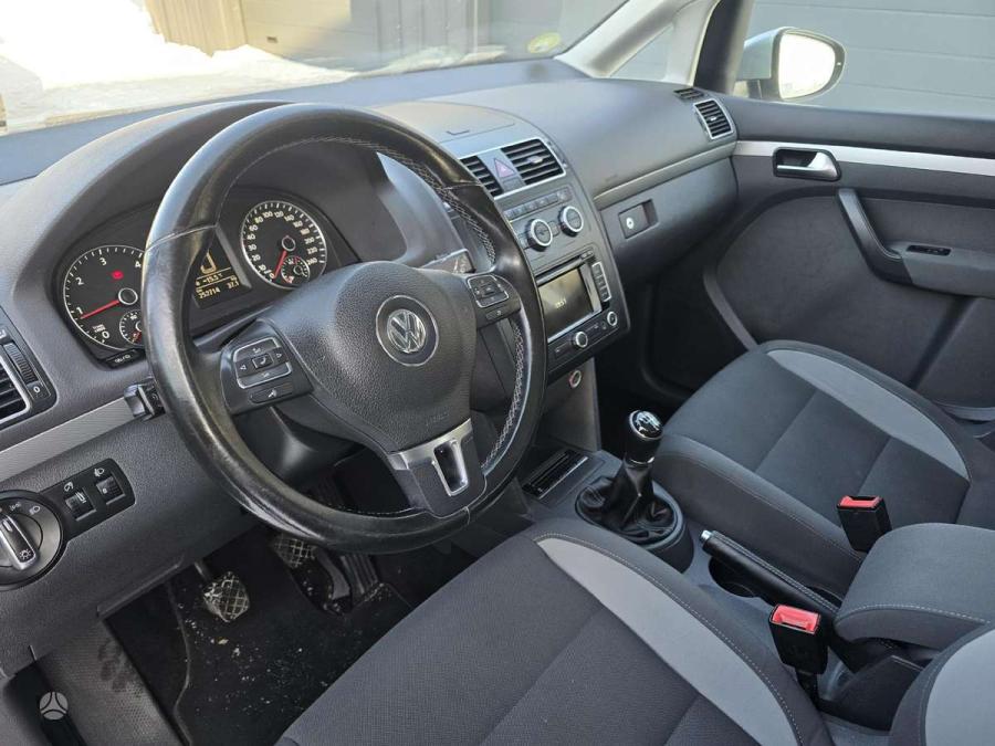 Pelēks Volkswagen Touran 2013 Rokiškis, ar dzinēja tilpumu 1.60 L un nobraukumu 250 tūkst. km par 4500 €, foto 8 vietnē AUTOMOTO.COM.LV