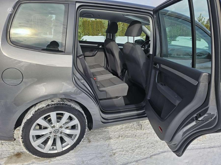 Pelēks Volkswagen Touran 2013 Kauņa, ar dzinēja tilpumu 1.60 L un nobraukumu 150 tūkst. km par 6550 €, foto 11 vietnē AUTOMOTO.COM.LV
