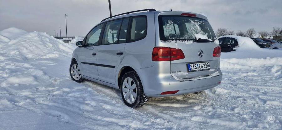 Pelēks Volkswagen Touran 2013 Šauļi, ar dzinēja tilpumu 1.60 L un nobraukumu 328 tūkst. km par 4850 €, foto 4 vietnē AUTOMOTO.COM.LV