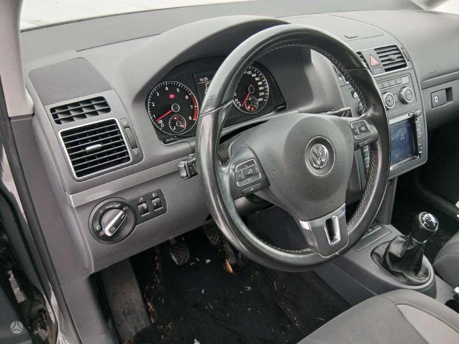 Grey Volkswagen Touran 2013 in Marijampole, with an engine capacity of 1.39 L and mileage of 156 thousand km for 4350 €, photo 23 on AUTOMOTO.COM.LV