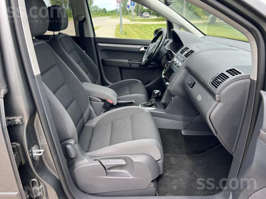 Pelēks Volkswagen Touran 2013 Limbaži, ar dzinēja tilpumu 2.00 L un nobraukumu 263 tūkst. km par 7950 €, foto 11 vietnē AUTOMOTO.COM.LV