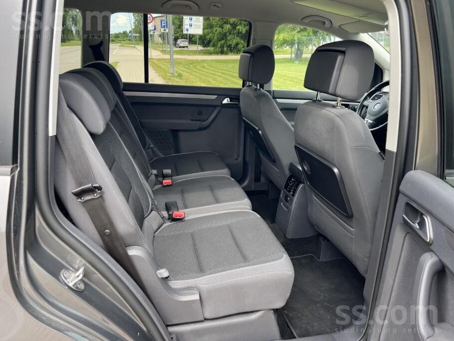 Pelēks Volkswagen Touran 2013 Limbaži, ar dzinēja tilpumu 2.00 L un nobraukumu 263 tūkst. km par 7950 €, foto 12 vietnē AUTOMOTO.COM.LV