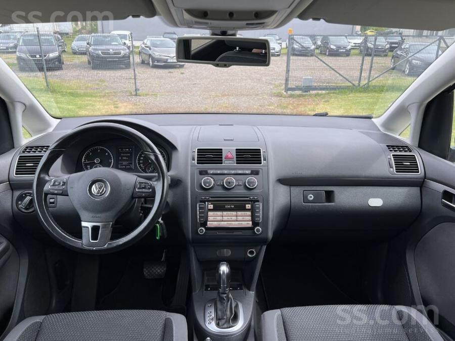 Pelēks Volkswagen Touran 2013 Limbaži, ar dzinēja tilpumu 2.00 L un nobraukumu 263 tūkst. km par 7950 €, foto 13 vietnē AUTOMOTO.COM.LV