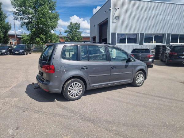 Grey Volkswagen Touran 2013 in Ukmerge, with an engine capacity of 1.60 L and mileage of 250 thousand km for 4100 €, photo 6 on AUTOMOTO.COM.LV