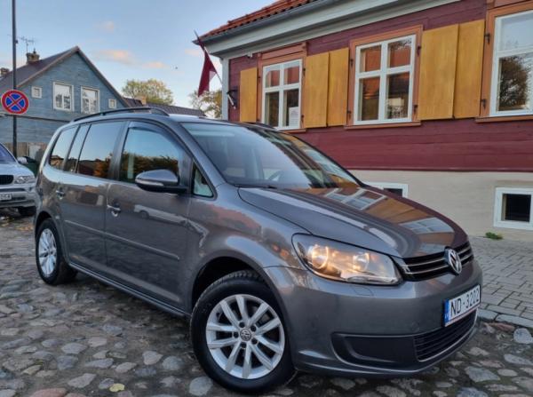 Grey Volkswagen Touran 2013 in Riga, with an engine capacity of 1.60 L and mileage of 334 thousand km for 6950 €, photo 2 on AUTOMOTO.COM.LV
