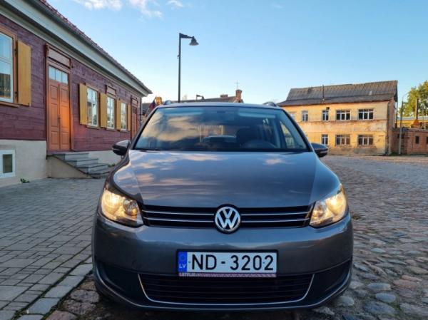 Grey Volkswagen Touran 2013 in Riga, with an engine capacity of 1.60 L and mileage of 334 thousand km for 6950 €, photo 3 on AUTOMOTO.COM.LV