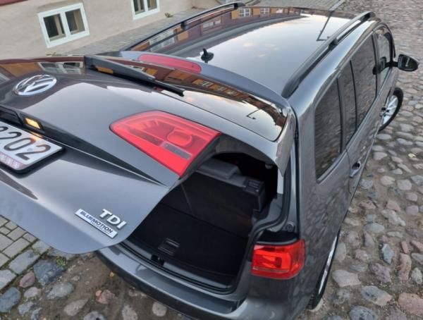 Grey Volkswagen Touran 2013 in Riga, with an engine capacity of 1.60 L and mileage of 334 thousand km for 6950 €, photo 4 on AUTOMOTO.COM.LV