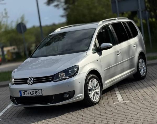 Pelēks Volkswagen Touran 2013 Jūrmala, ar dzinēja tilpumu 1.60 L un nobraukumu 289 tūkst. km par 2900 €, foto 1 vietnē AUTOMOTO.COM.LV