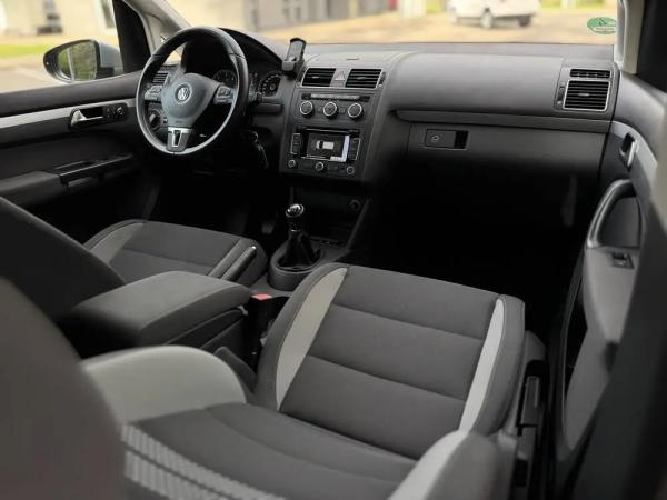 Pelēks Volkswagen Touran 2013 Jūrmala, ar dzinēja tilpumu 1.60 L un nobraukumu 289 tūkst. km par 2900 €, foto 6 vietnē AUTOMOTO.COM.LV