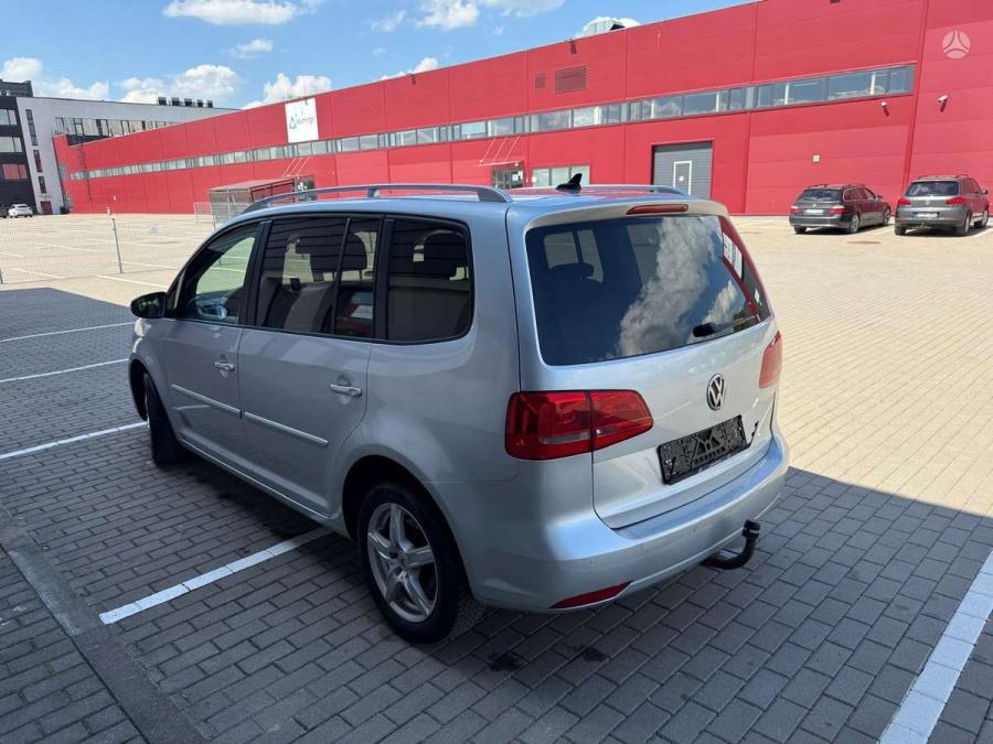 Pelēks Volkswagen Touran 2013 Kauņa, ar dzinēja tilpumu 1.60 L un nobraukumu 250 tūkst. km par 6200 €, foto 5 vietnē AUTOMOTO.COM.LV