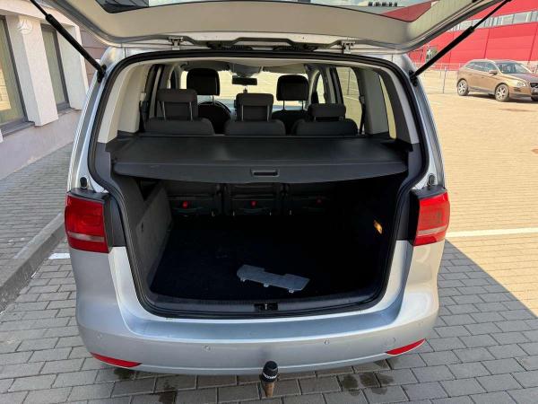 Grey Volkswagen Touran 2013 in Kaunas, with an engine capacity of 1.60 L and mileage of 250 thousand km for 6200 €, photo 5 on AUTOMOTO.COM.LV