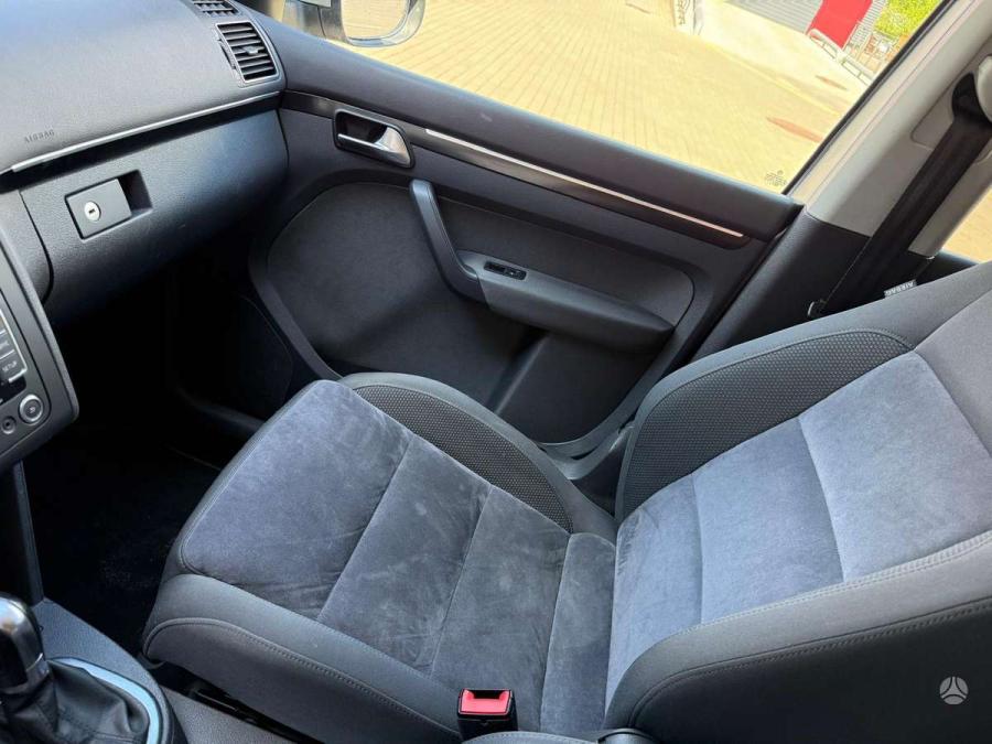 Pelēks Volkswagen Touran 2013 Kauņa, ar dzinēja tilpumu 1.60 L un nobraukumu 250 tūkst. km par 6200 €, foto 9 vietnē AUTOMOTO.COM.LV