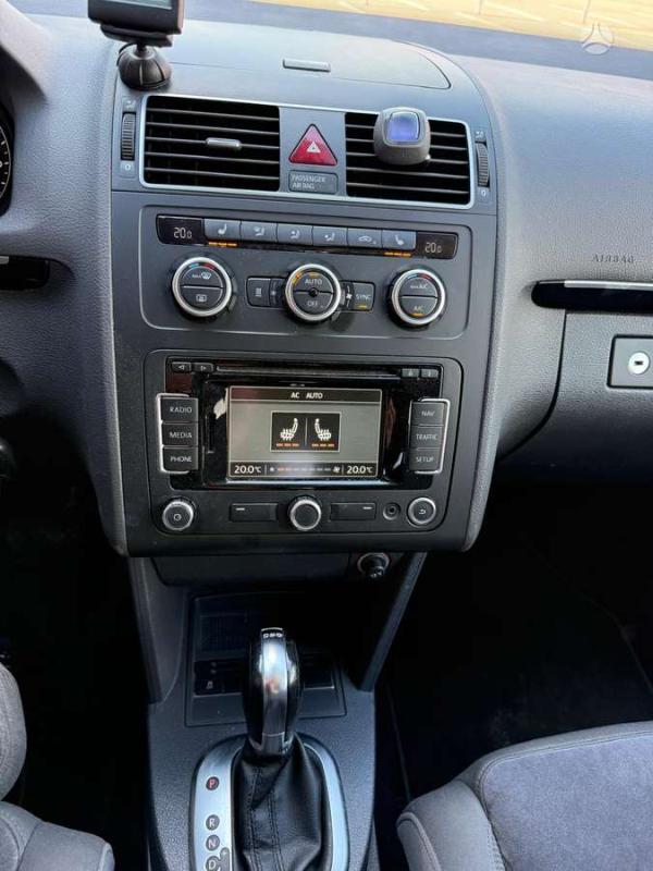 Grey Volkswagen Touran 2013 in Kaunas, with an engine capacity of 1.60 L and mileage of 250 thousand km for 6200 €, photo 9 on AUTOMOTO.COM.LV