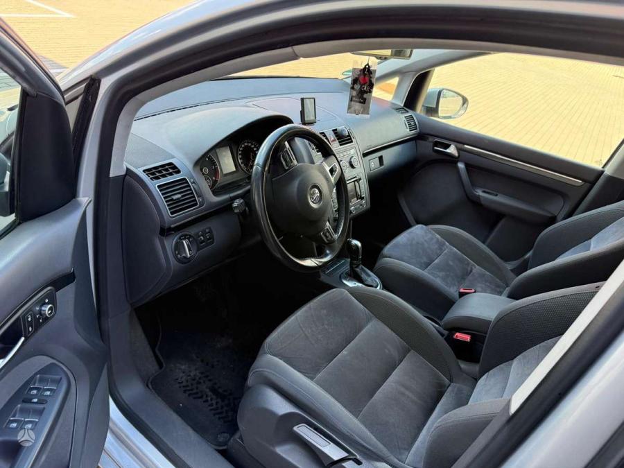 Pelēks Volkswagen Touran 2013 Kauņa, ar dzinēja tilpumu 1.60 L un nobraukumu 250 tūkst. km par 6200 €, foto 13 vietnē AUTOMOTO.COM.LV