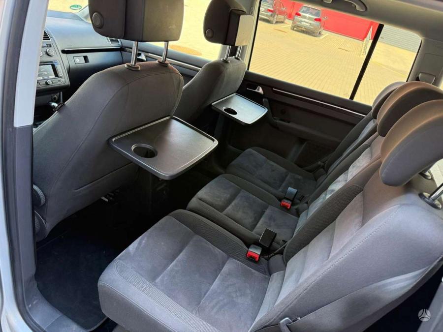 Pelēks Volkswagen Touran 2013 Kauņa, ar dzinēja tilpumu 1.60 L un nobraukumu 250 tūkst. km par 6200 €, foto 15 vietnē AUTOMOTO.COM.LV