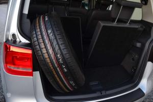 Pelēks Volkswagen Touran 2013 Kauņa, ar dzinēja tilpumu 2.00 L un nobraukumu 230 tūkst. km par 6650 €, foto 8 vietnē AUTOMOTO.COM.LV