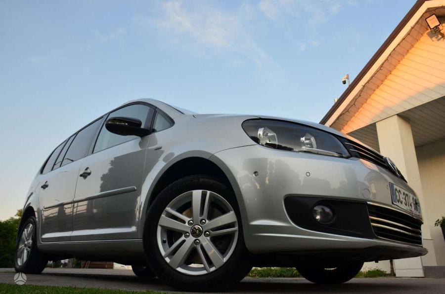 Pelēks Volkswagen Touran 2013 Kauņa, ar dzinēja tilpumu 2.00 L un nobraukumu 230 tūkst. km par 6650 €, foto 28 vietnē AUTOMOTO.COM.LV