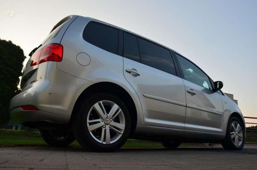 Pelēks Volkswagen Touran 2013 Kauņa, ar dzinēja tilpumu 2.00 L un nobraukumu 230 tūkst. km par 6650 €, foto 33 vietnē AUTOMOTO.COM.LV