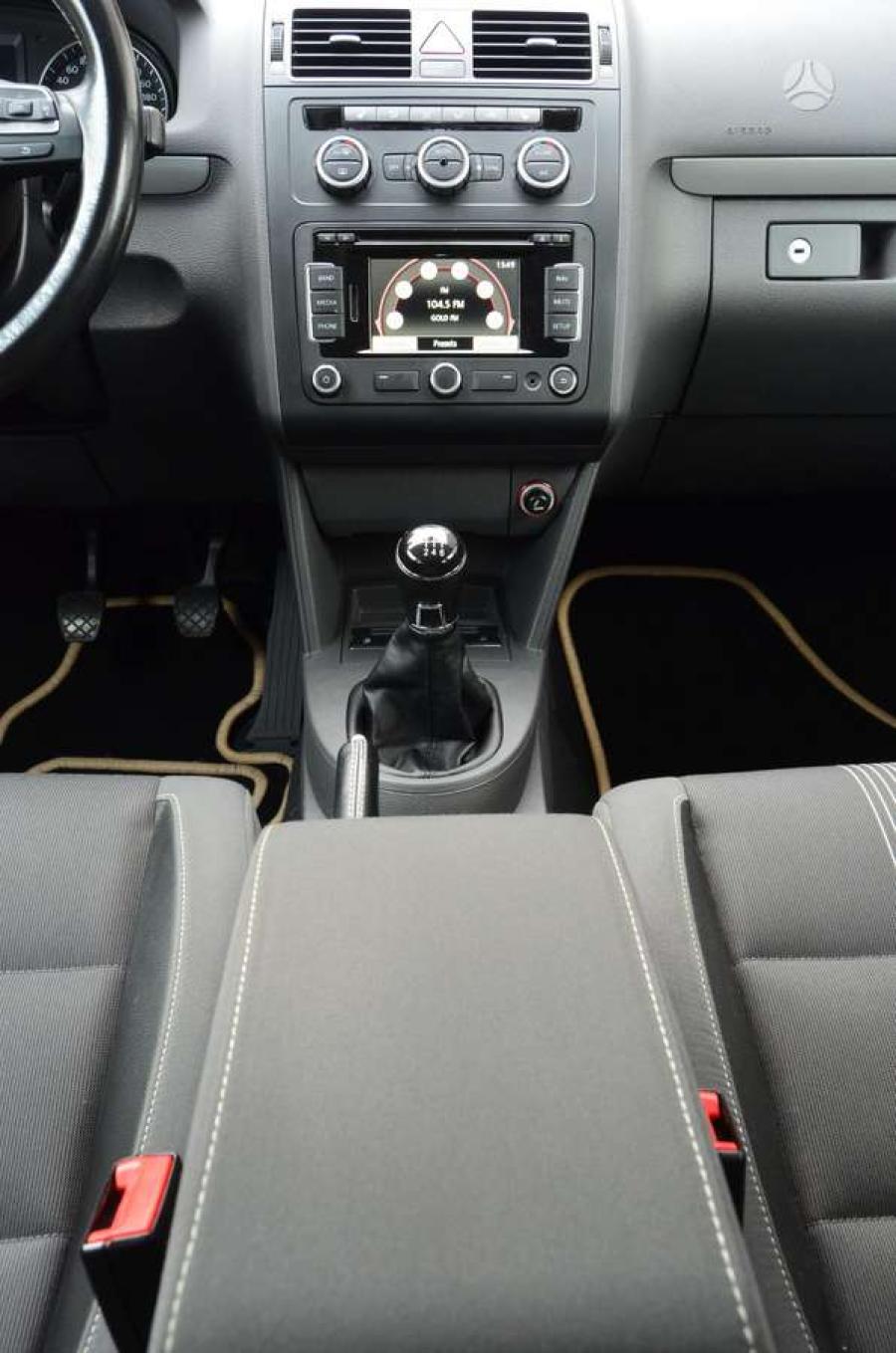Pelēks Volkswagen Touran 2013 Kauņa, ar dzinēja tilpumu 2.00 L un nobraukumu 230 tūkst. km par 6650 €, foto 39 vietnē AUTOMOTO.COM.LV