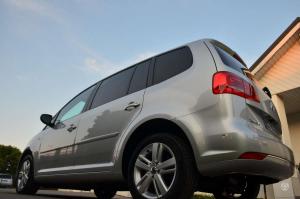 Pelēks Volkswagen Touran 2013 Kauņa, ar dzinēja tilpumu 2.00 L un nobraukumu 230 tūkst. km par 6650 €, foto 41 vietnē AUTOMOTO.COM.LV