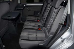 Pelēks Volkswagen Touran 2013 Kauņa, ar dzinēja tilpumu 2.00 L un nobraukumu 230 tūkst. km par 6650 €, foto 42 vietnē AUTOMOTO.COM.LV
