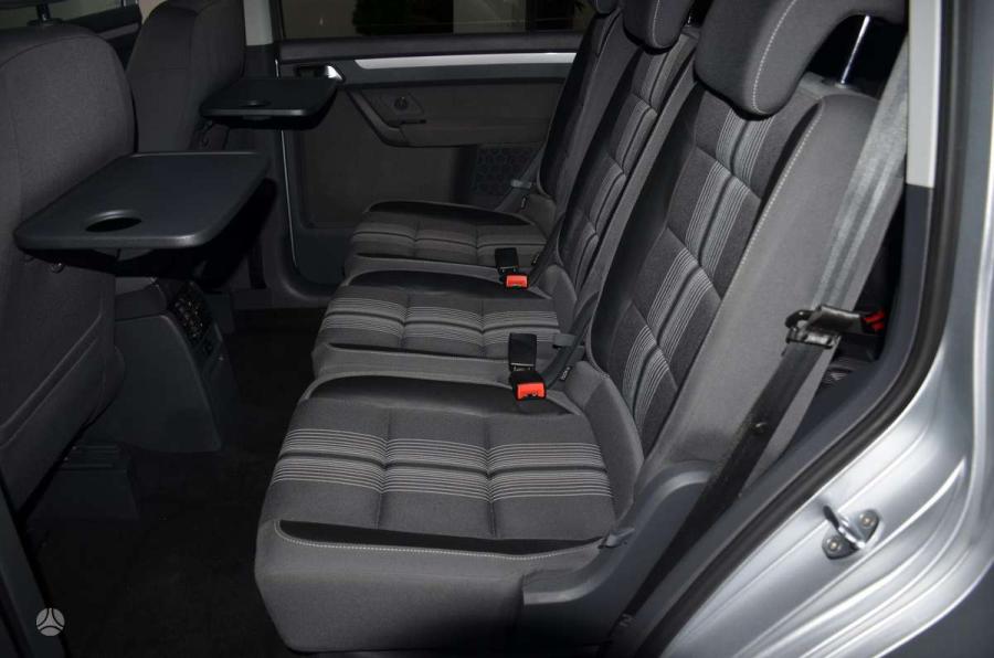 Pelēks Volkswagen Touran 2013 Kauņa, ar dzinēja tilpumu 2.00 L un nobraukumu 230 tūkst. km par 6650 €, foto 42 vietnē AUTOMOTO.COM.LV