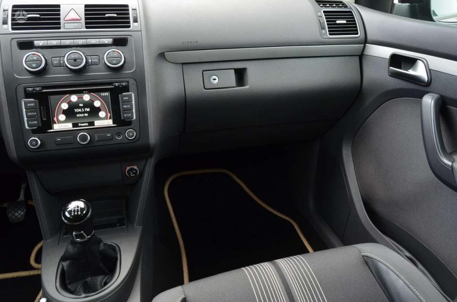 Pelēks Volkswagen Touran 2013 Kauņa, ar dzinēja tilpumu 2.00 L un nobraukumu 230 tūkst. km par 6650 €, foto 43 vietnē AUTOMOTO.COM.LV