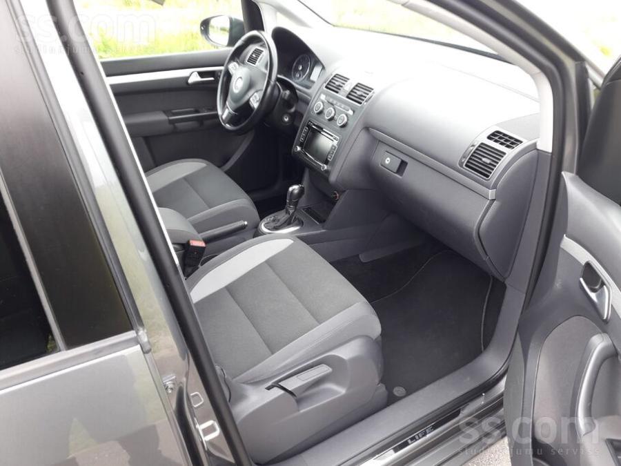 Pelēks Volkswagen Touran 2013 Bauska, ar dzinēja tilpumu 1.60 L un nobraukumu 280 tūkst. km par 5700 €, foto 11 vietnē AUTOMOTO.COM.LV
