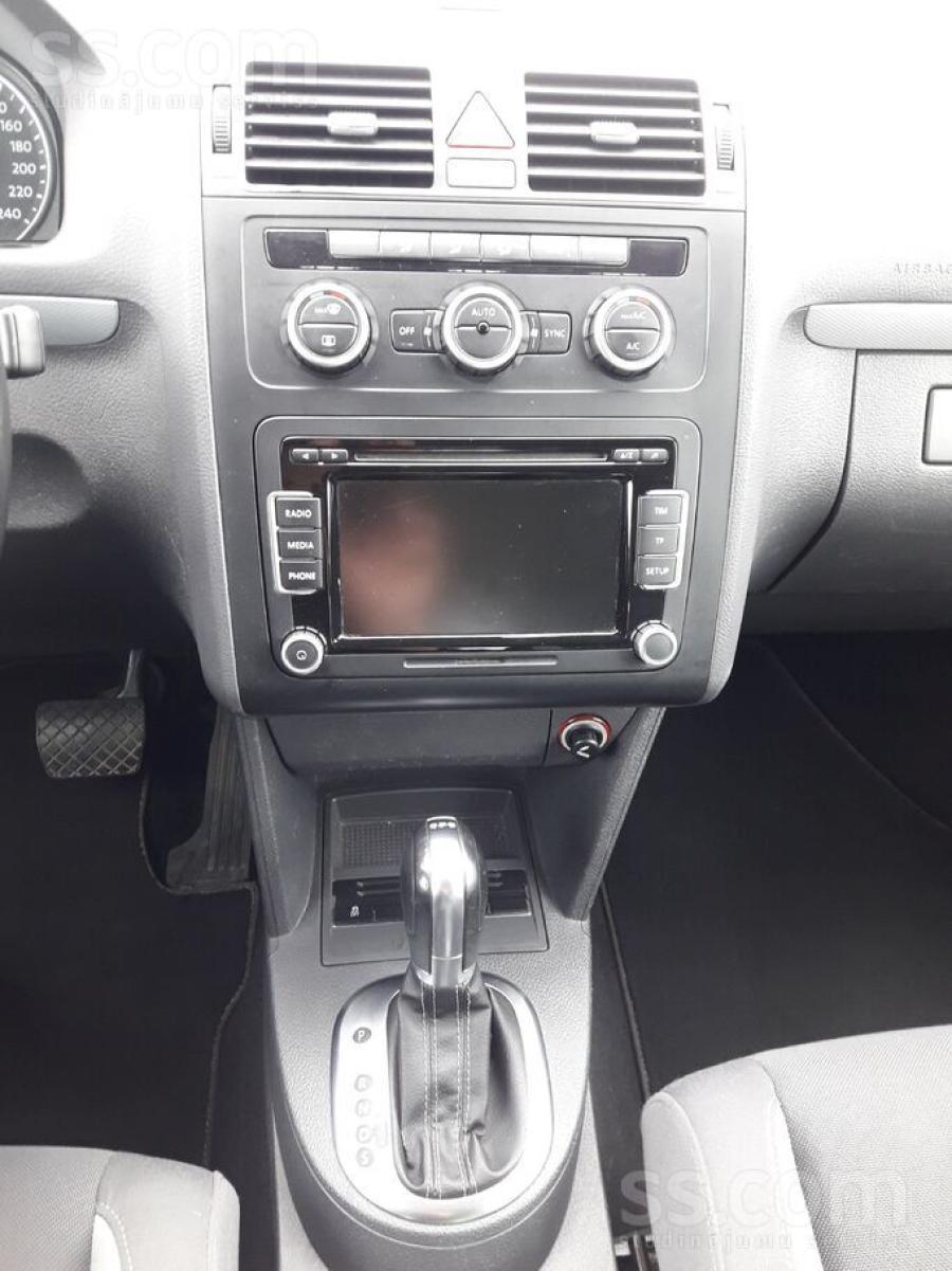 Pelēks Volkswagen Touran 2013 Bauska, ar dzinēja tilpumu 1.60 L un nobraukumu 280 tūkst. km par 5700 €, foto 14 vietnē AUTOMOTO.COM.LV