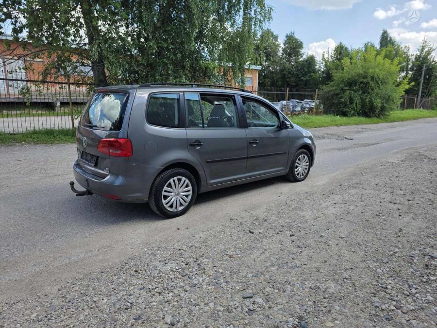 Grey Volkswagen Touran 2013 in Ukmerge, with an engine capacity of 1.60 L and mileage of 240 thousand km for 4150 €, photo 3 on AUTOMOTO.COM.LV